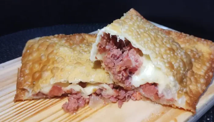Pastel de Calabresa Com Queijo Frito e Sequinho